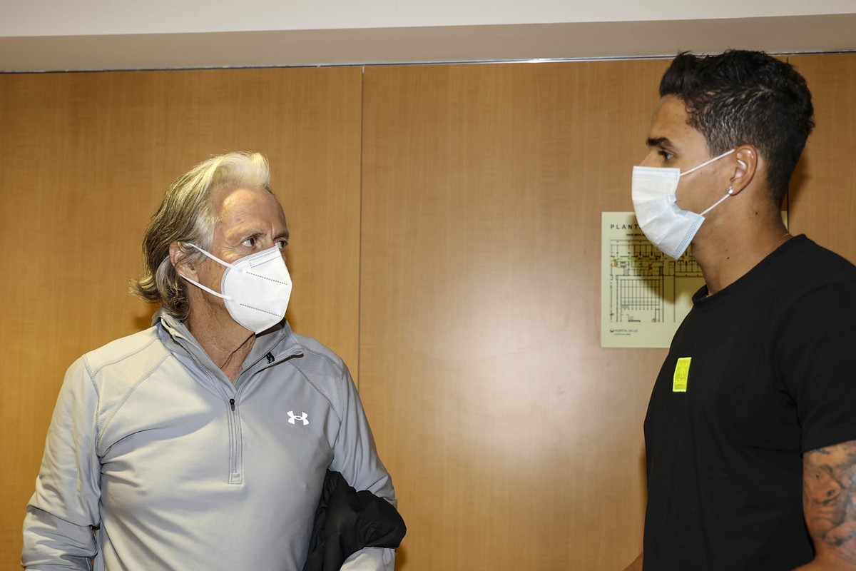 Ex-Santos, Lucas Veríssimo é anunciado pelo Benfica e tem primeiro ...