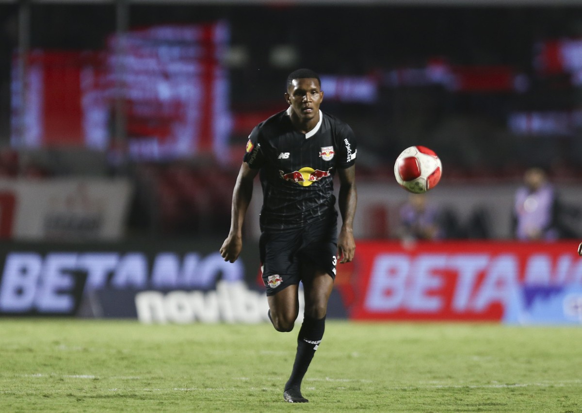 Douglas Mendes cita "puxões de orelha" de Pedro Caixinha para corrigir ...