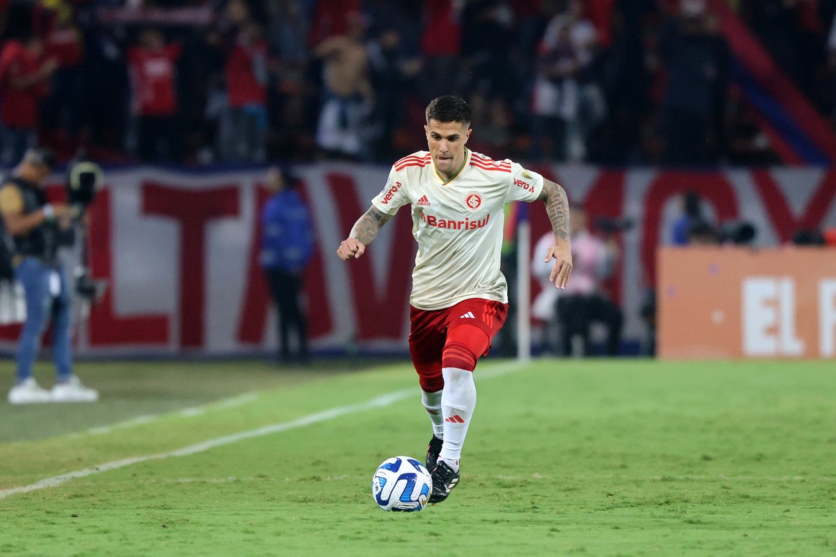 Bustos tem lesão na coxa direita e desfalca o Inter por quatro semanas ...