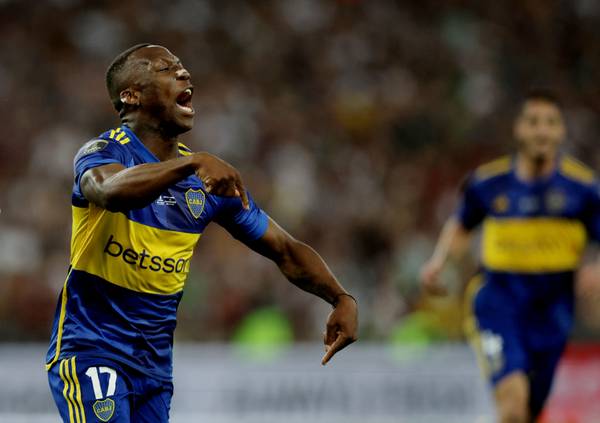 Fluminense estava com um jogador a menos em lance de gol do Boca ...