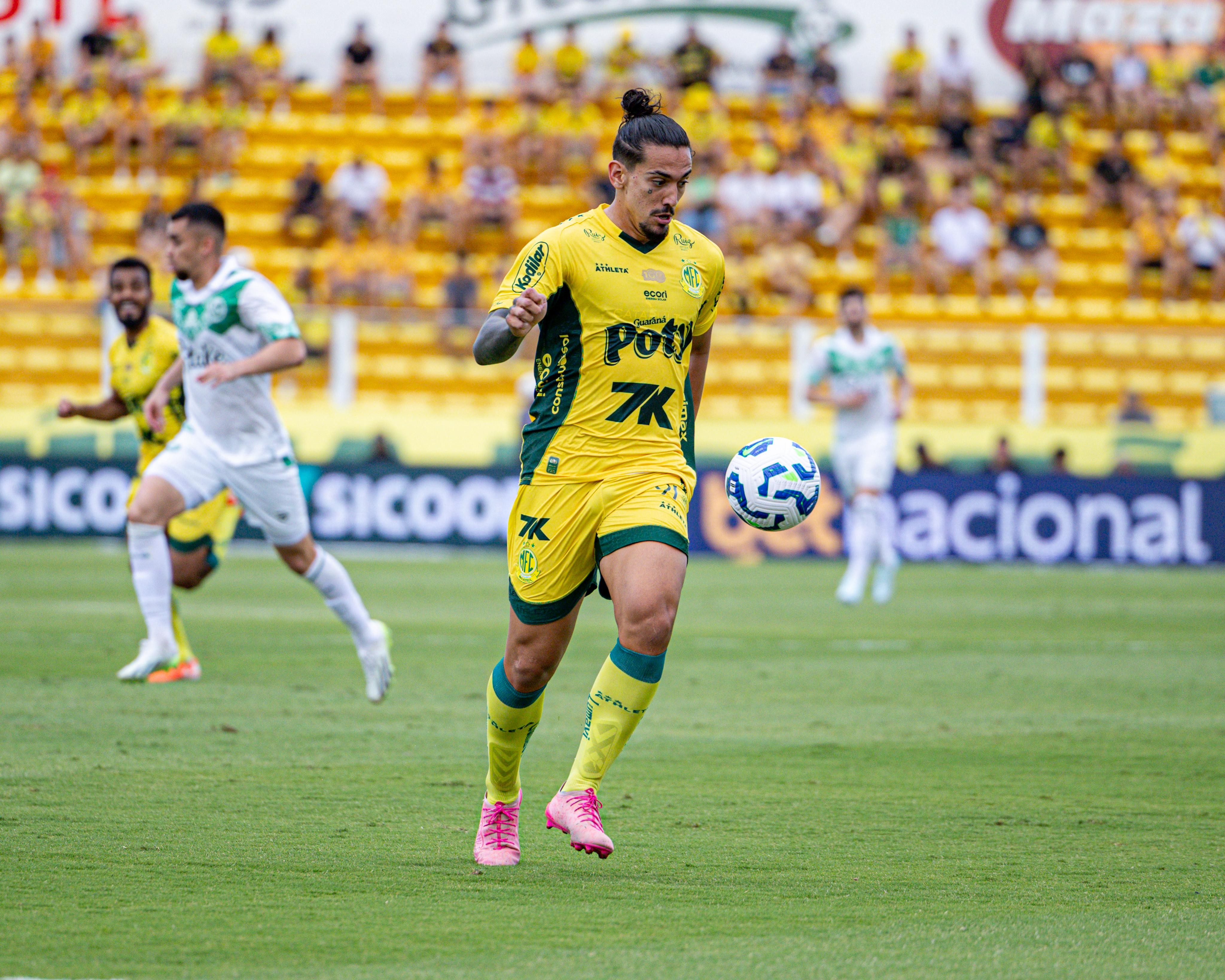 Chico da Costa tem edema na coxa e inicia tratamento no Mirassol | Ge