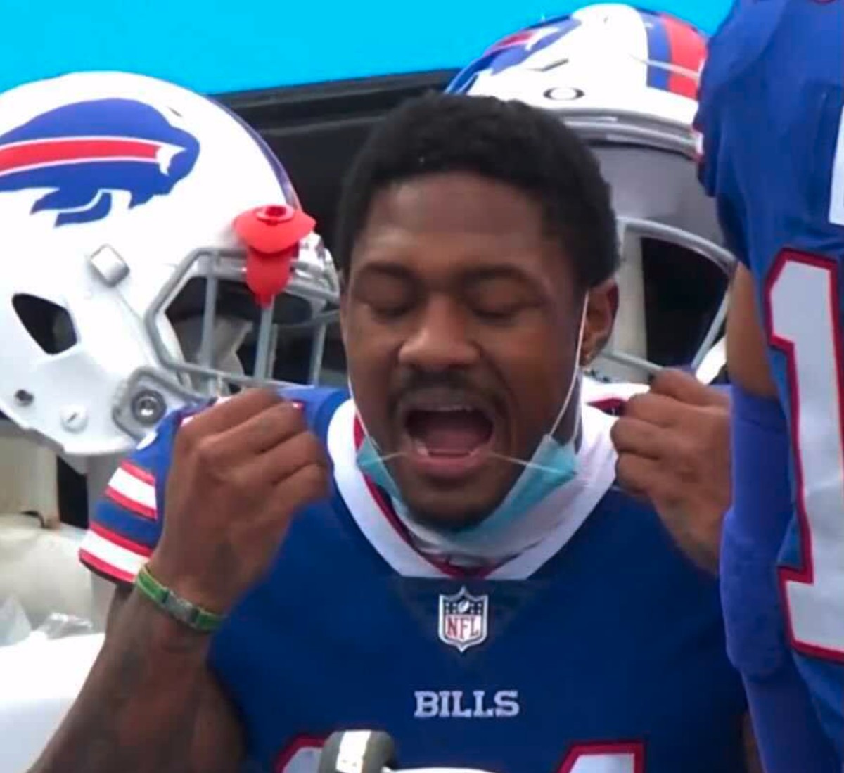 Jogador da NFL passa fio dental nos dentes durante jogo decisivo ...