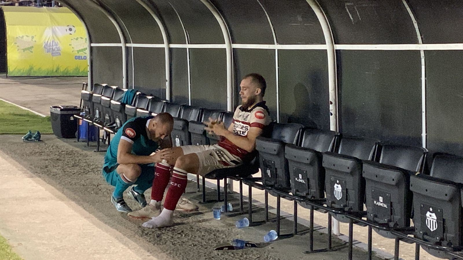 Lucas Bessa, do Santa Cruz, deixa campo chorando com lesão no joelho e ...