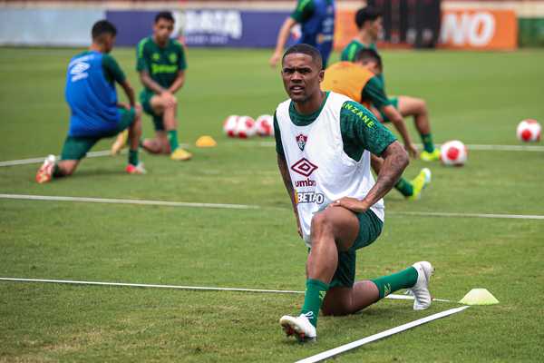 Douglas Costa acerta travessão de letra e viraliza no Fluminense; veja ...