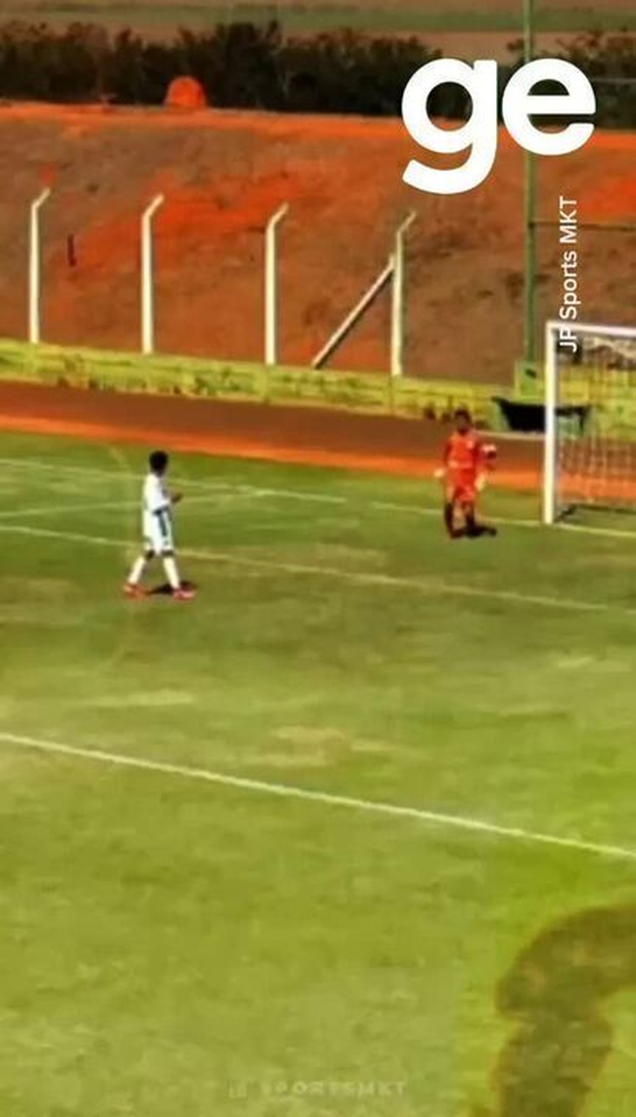 Jovem goleiro vai para o Flamengo após se destacar em SP pegando e ...
