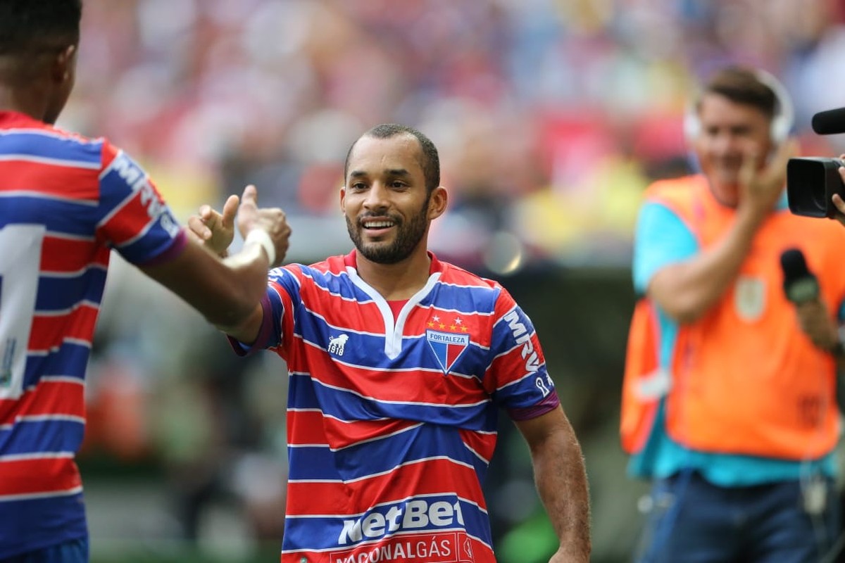 Edinho comemora grande atuação no Clássico-Rei: "É um momento muito ...