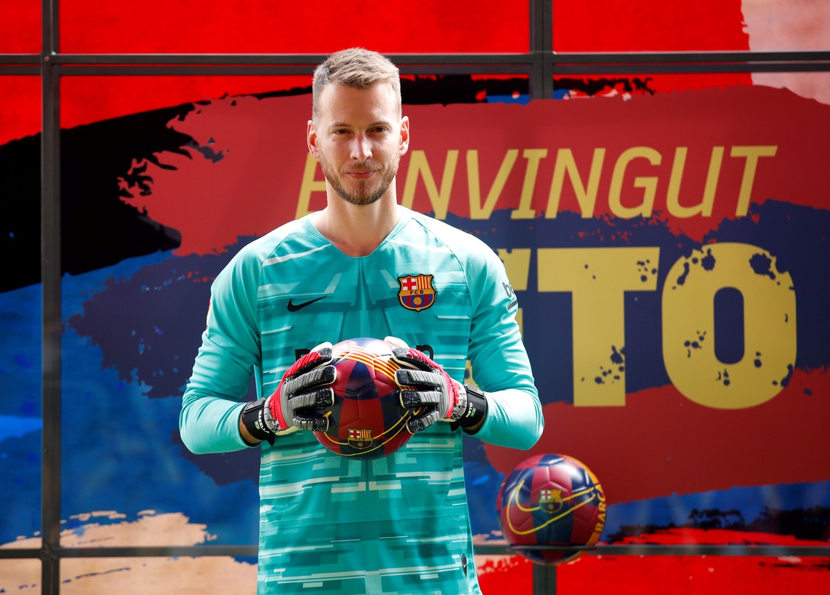 De olho em volta à Seleção, goleiro Neto é apresentado no Barcelona ...