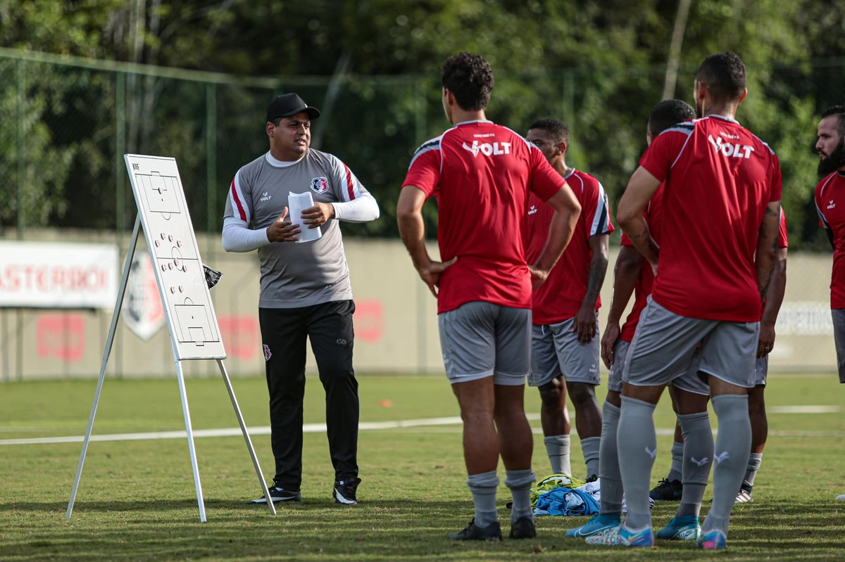 Leston vê dificuldades no mercado, mas pede cinco contratações para o ...