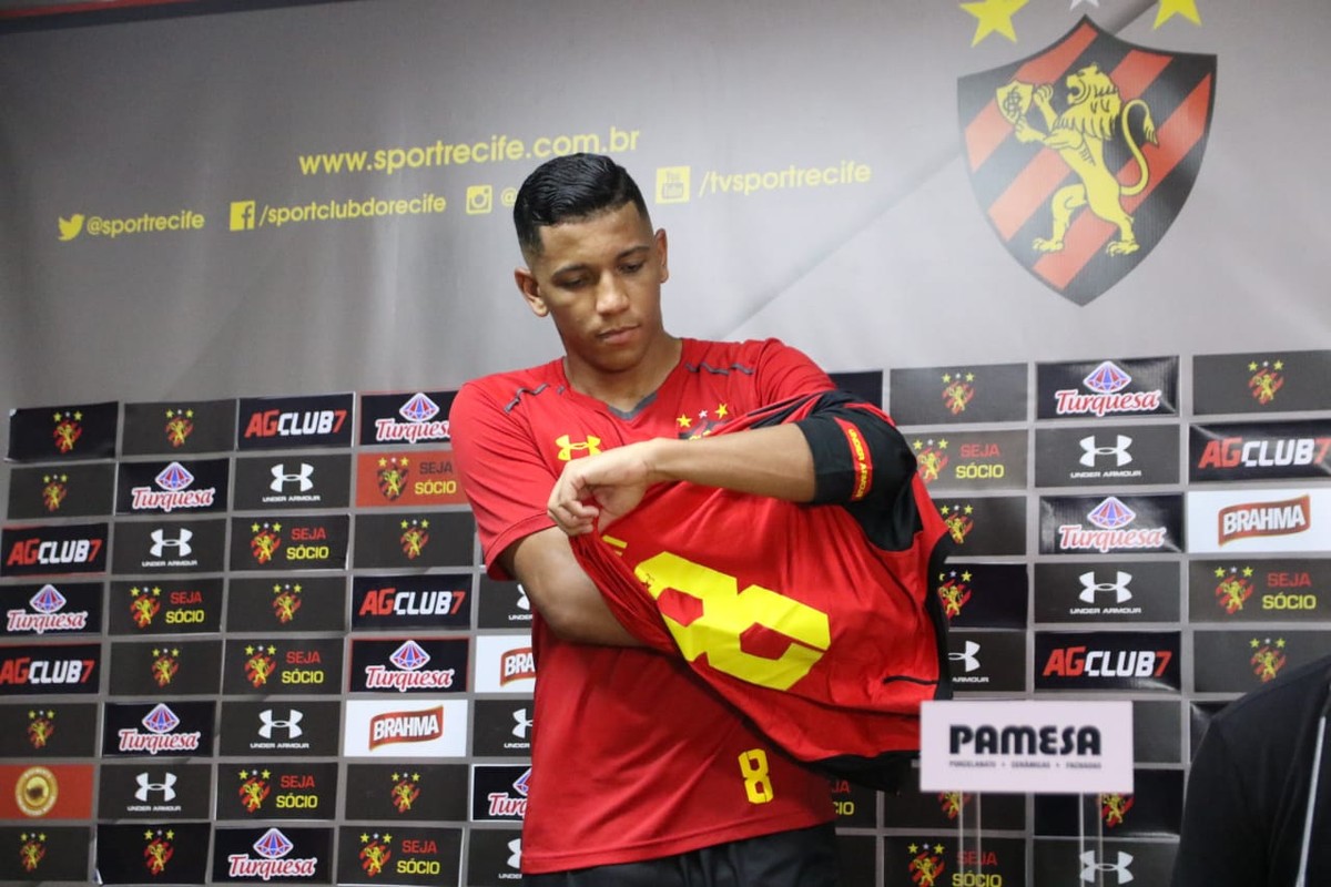 À sombra de Charles e Ronaldo, volante Yago é apresentado no Sport ...