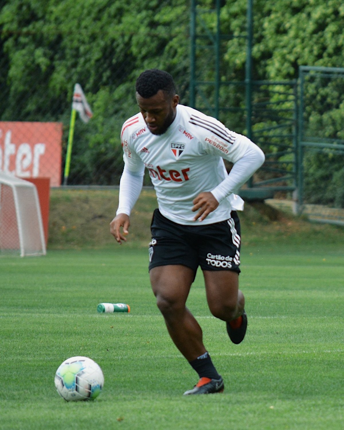 Luan, volante do São Paulo, entra na mira do Portimonense, de Portugal ...
