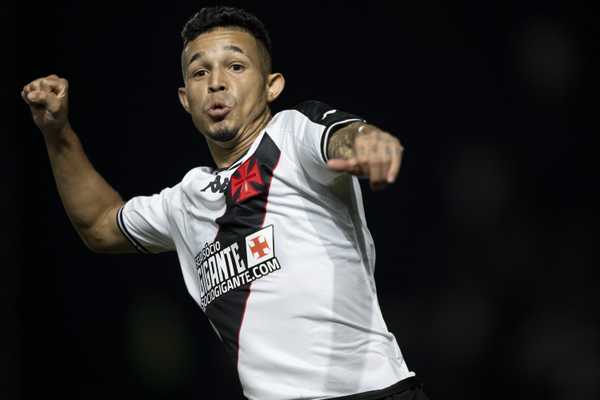 "Acolhido" no Vasco, Adson tem sequência e conquista titularidade com ...