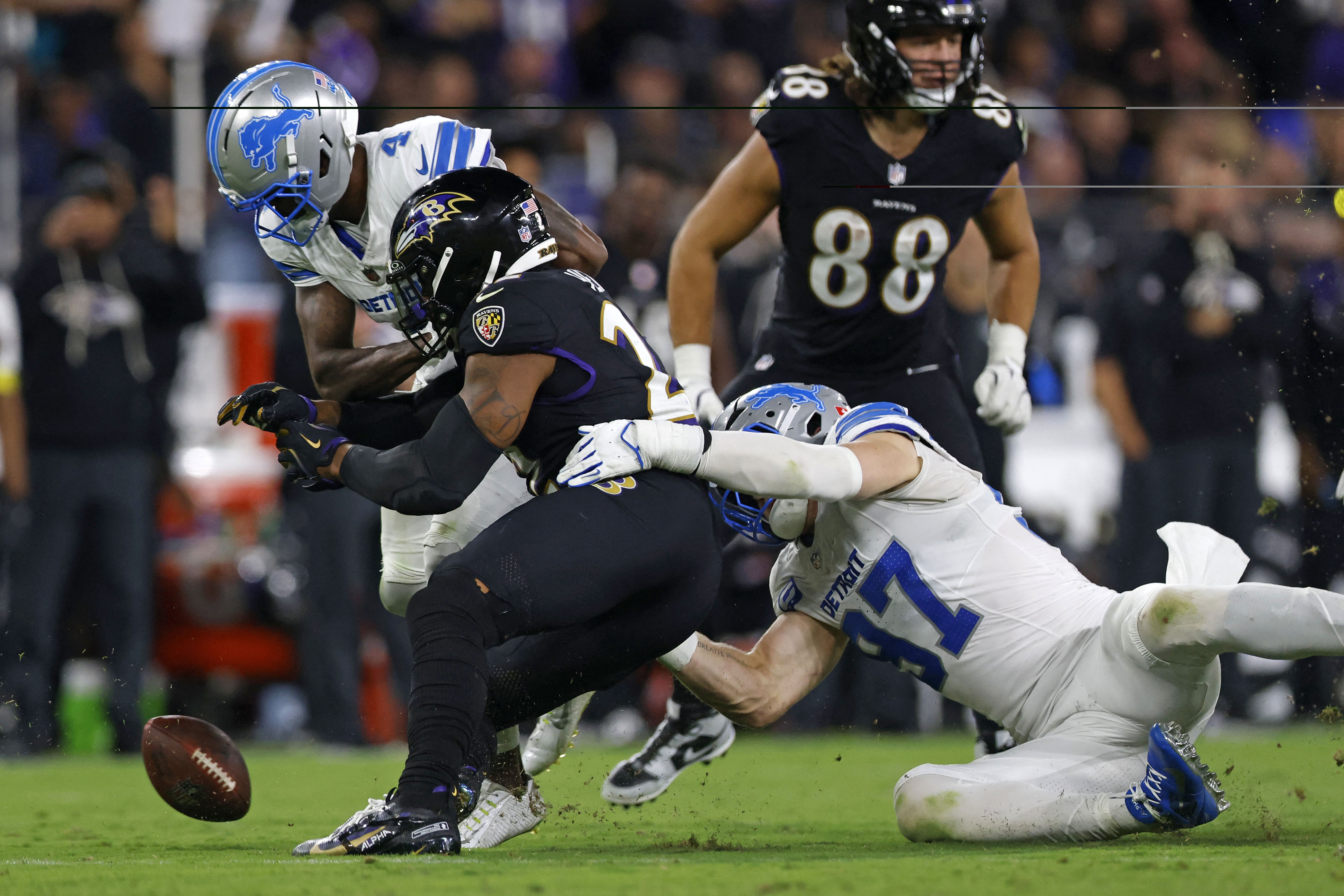 NFL: Running back dos Ravens se irrita com erro e atira capacete no ...
