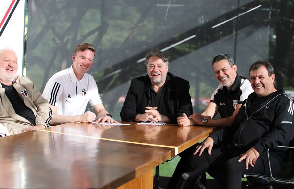 São Paulo oficializa Young como terceiro goleiro com renovação | são ...