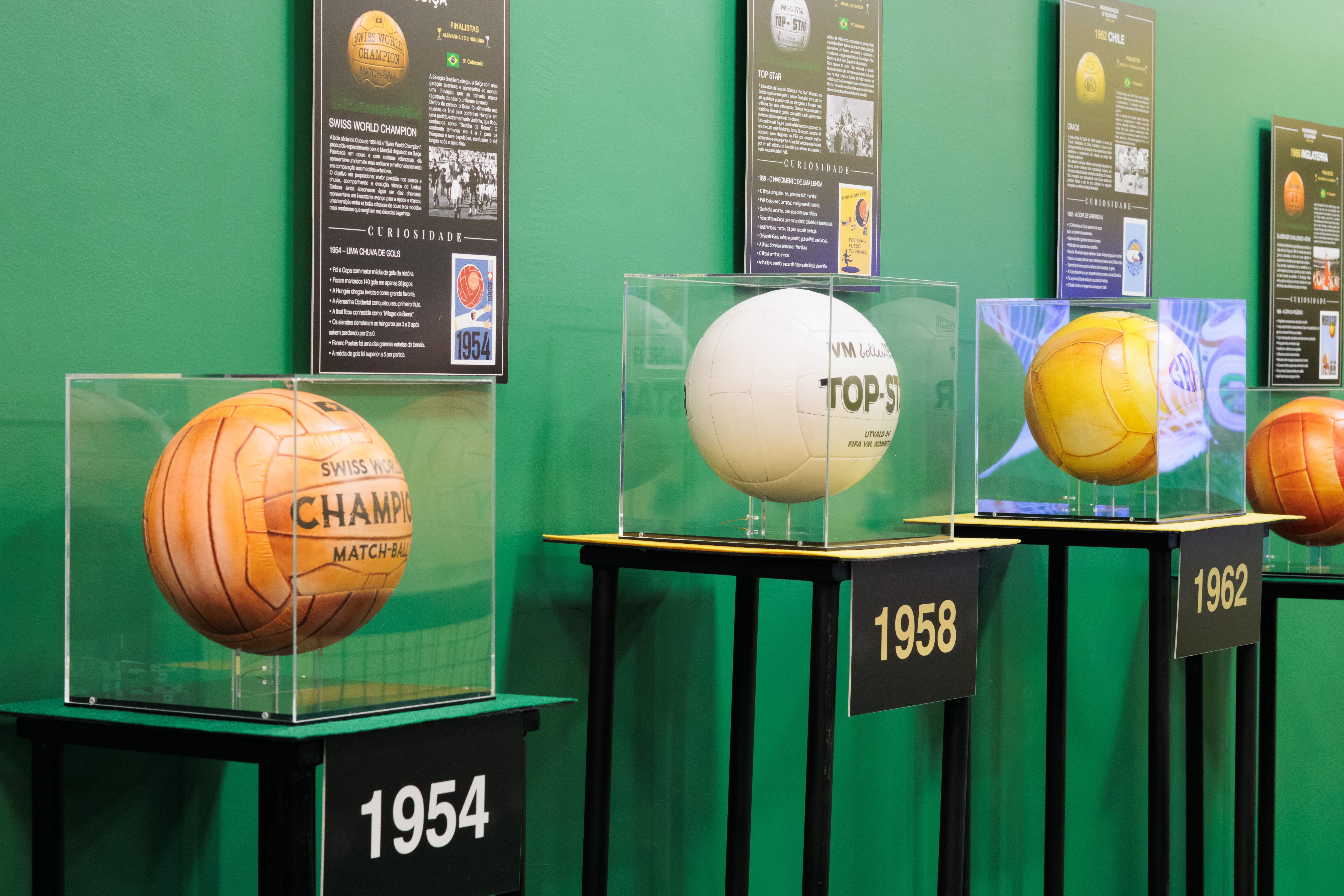 Exposição reúne bolas históricas das Copas e item autografado por Pelé | Ge