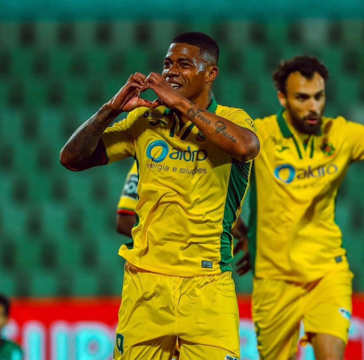 Douglas Tanque entra no top-10 da artilharia histórica do Paços de ...