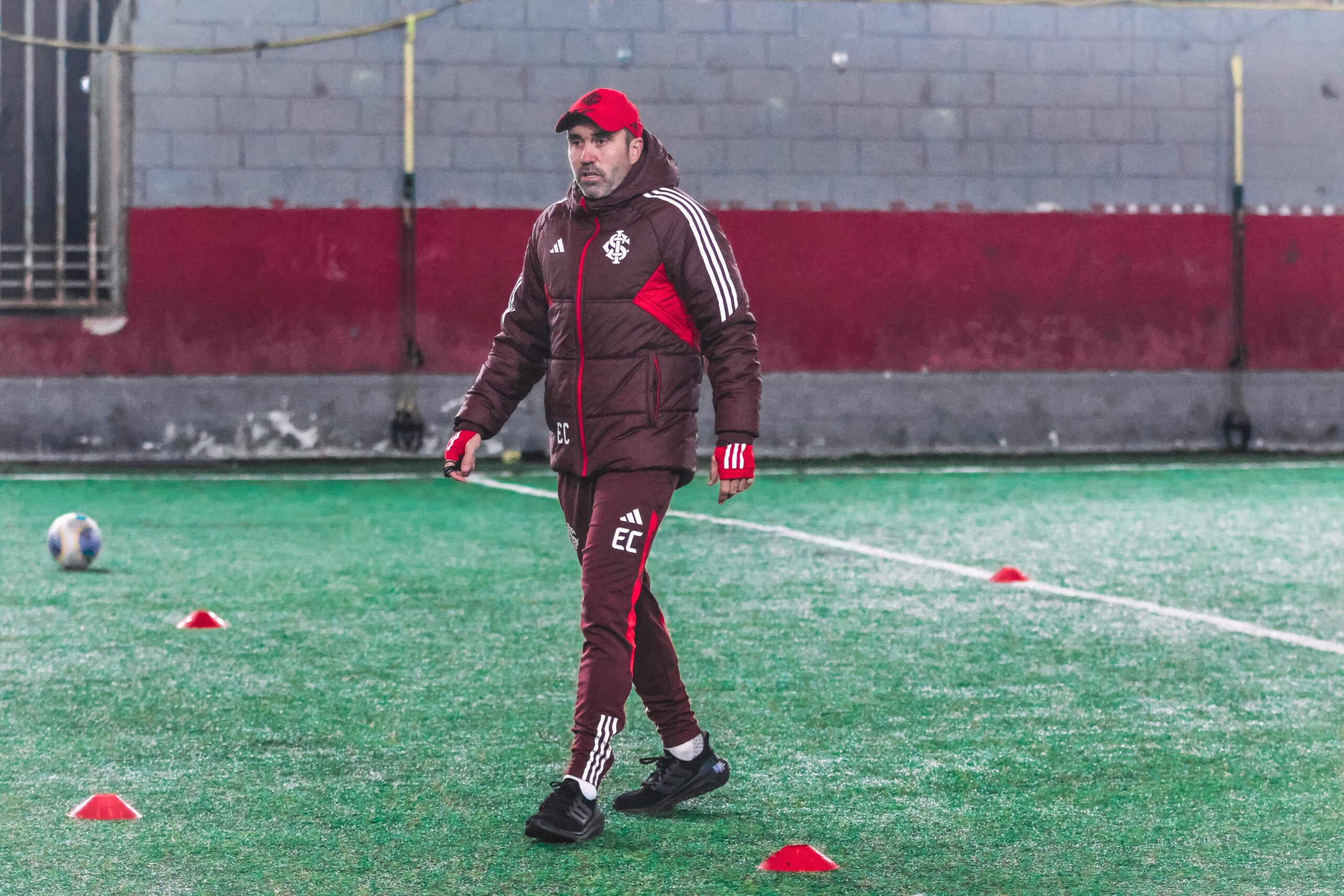 Campos do CT da base do Inter alagam, e treino passa para gramado ...