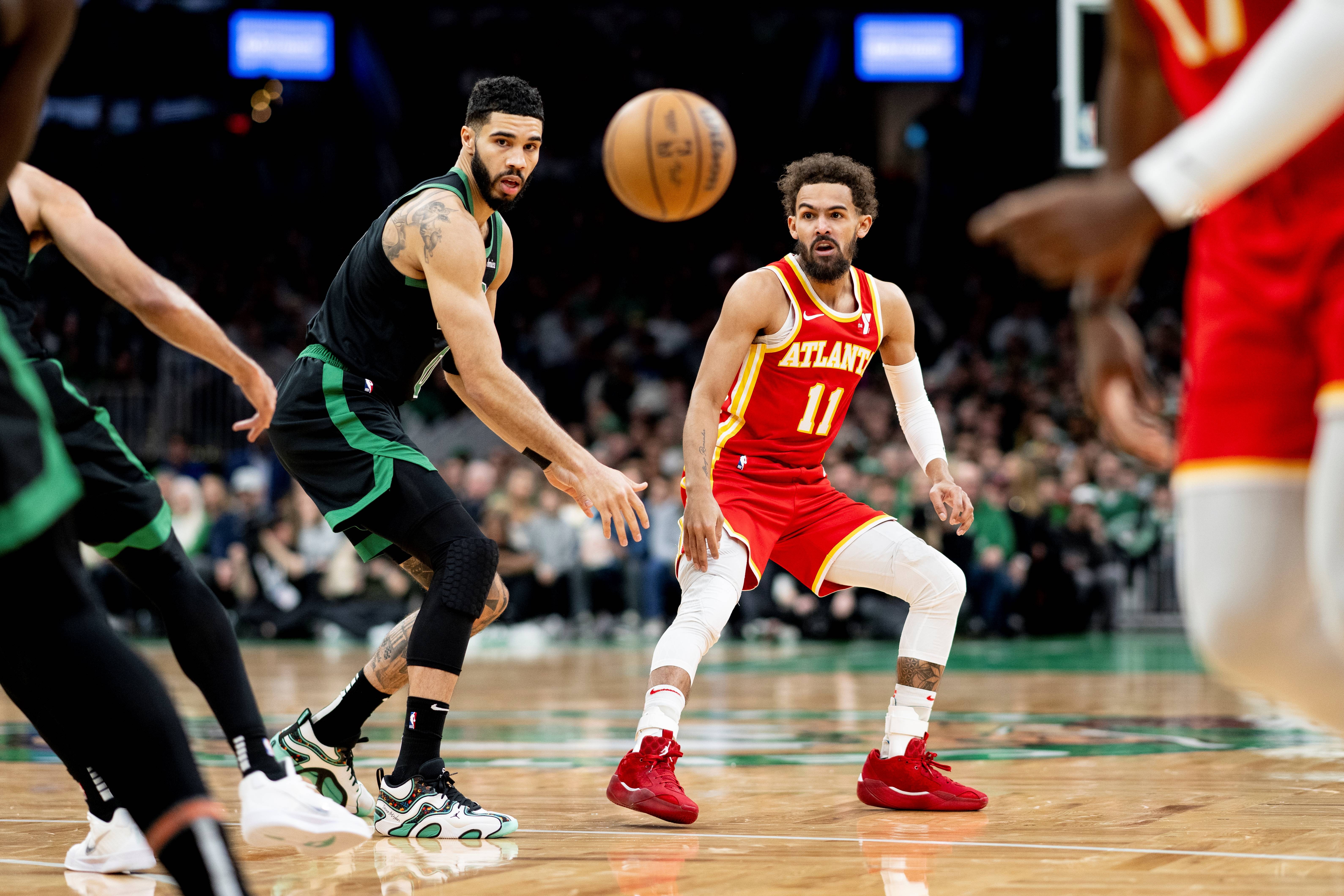 NBA: Trae Young lança ponte aérea do meio da quadra e impressiona; veja ...