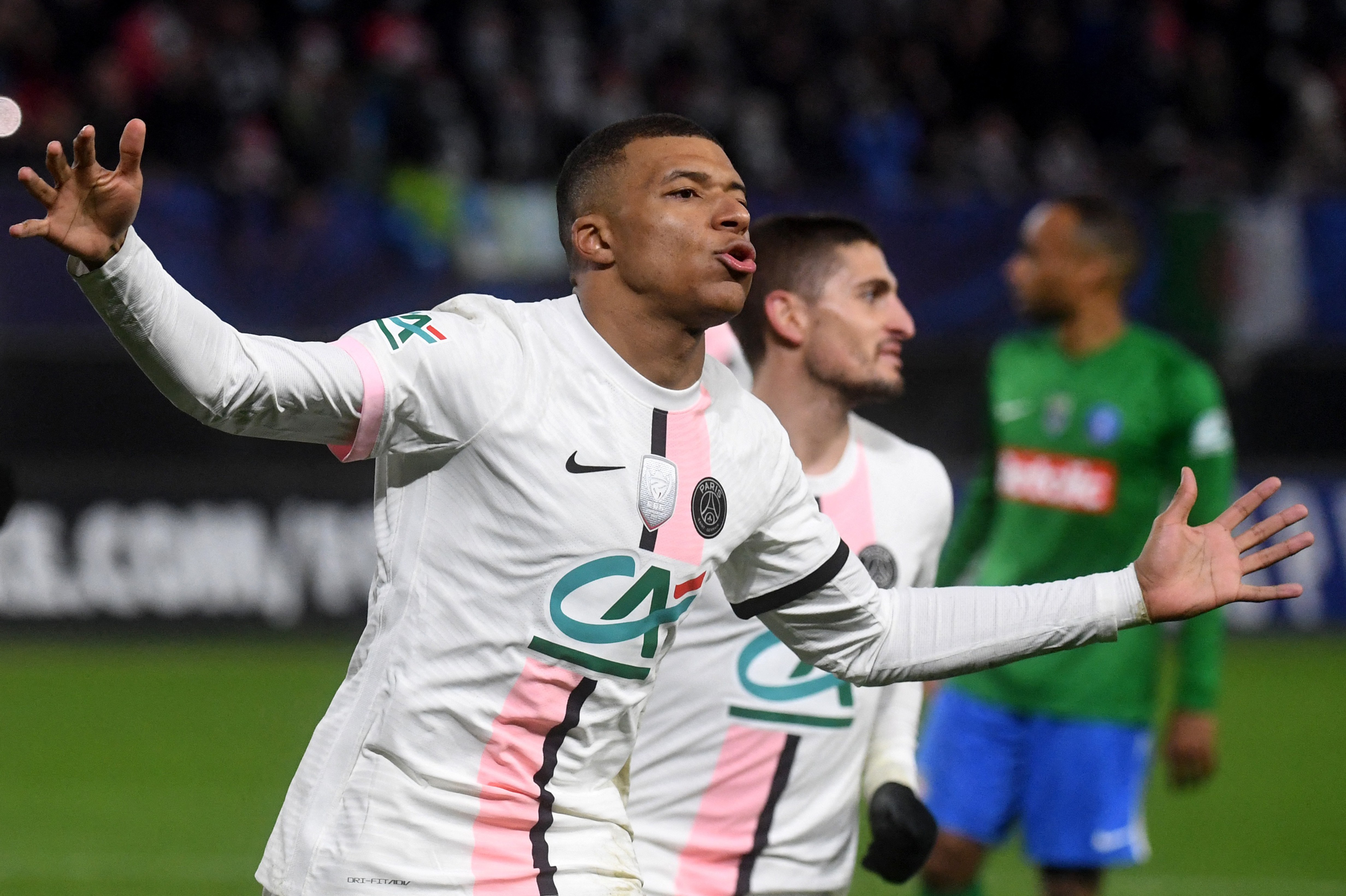 Elenco do PSG “renova” contrato de Mbappé até 2050 em festa de ...