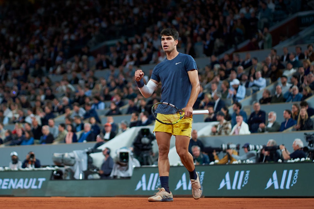 Carlos Alcaraz vence Tsitsipas e vai à semifinal de Roland Garros | tênis | ge