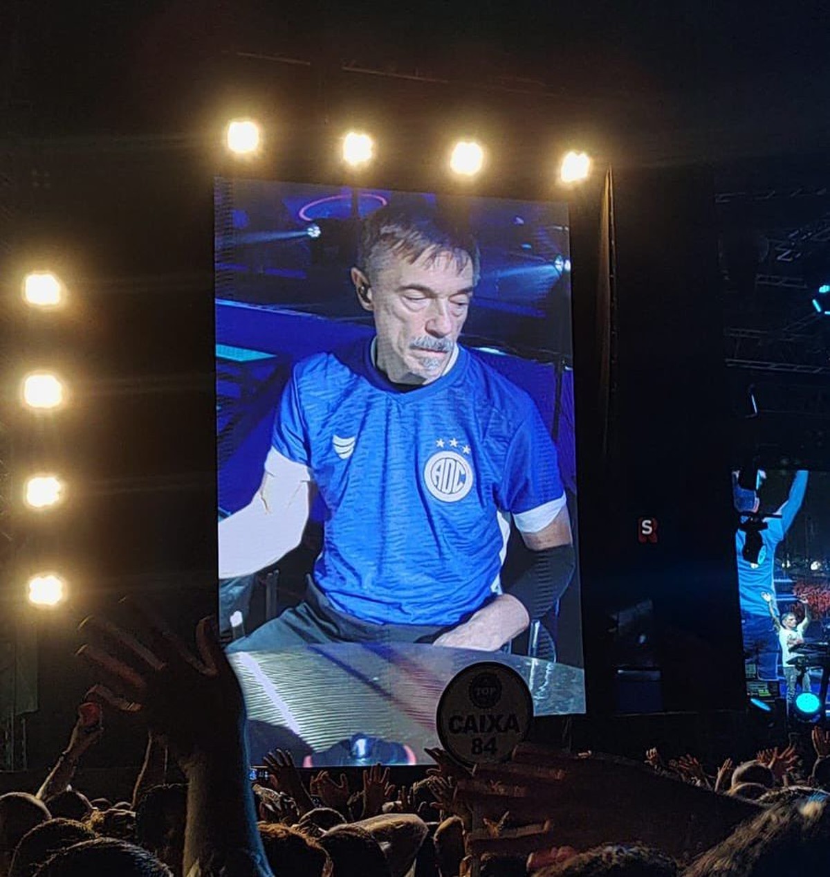 Baterista do Titãs, Charles Gavin usa camisa do Confiança durante show ...