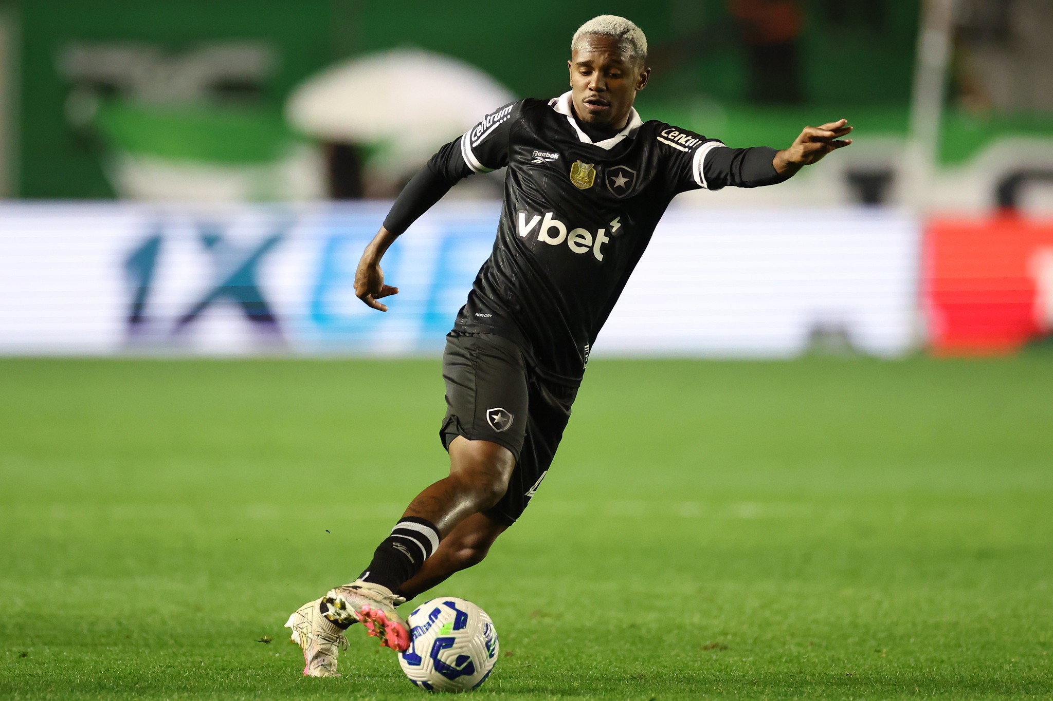 Botafogo encaminha empréstimo de Jeffinho para clube da China | Ge