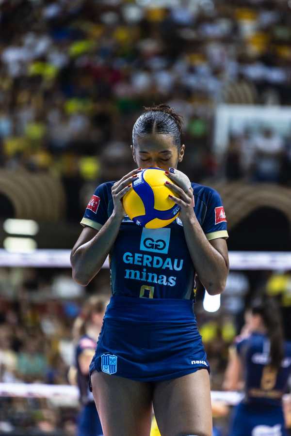 Minas renova com oposta Kisy para temporada 2024/25 | vôlei | ge