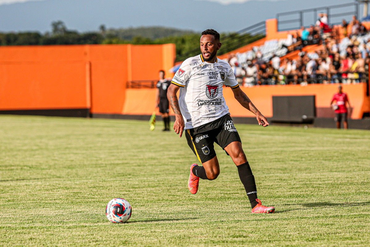 Lateral-esquerdo Gilson rescinde contrato e não é mais jogador do Volta ...