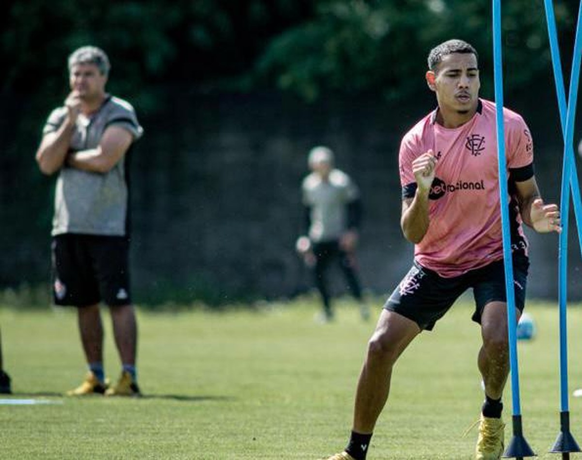 Após trabalhos em fim de semana de folga do Vitória, Zé Hugo está ...