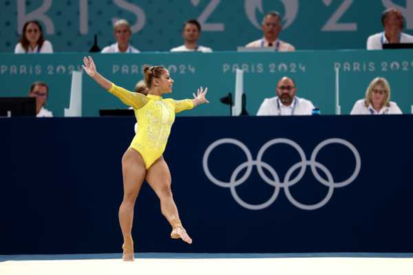 Flávia Saraiva sofre queda feia em apresentação de solo; veja vídeo ...