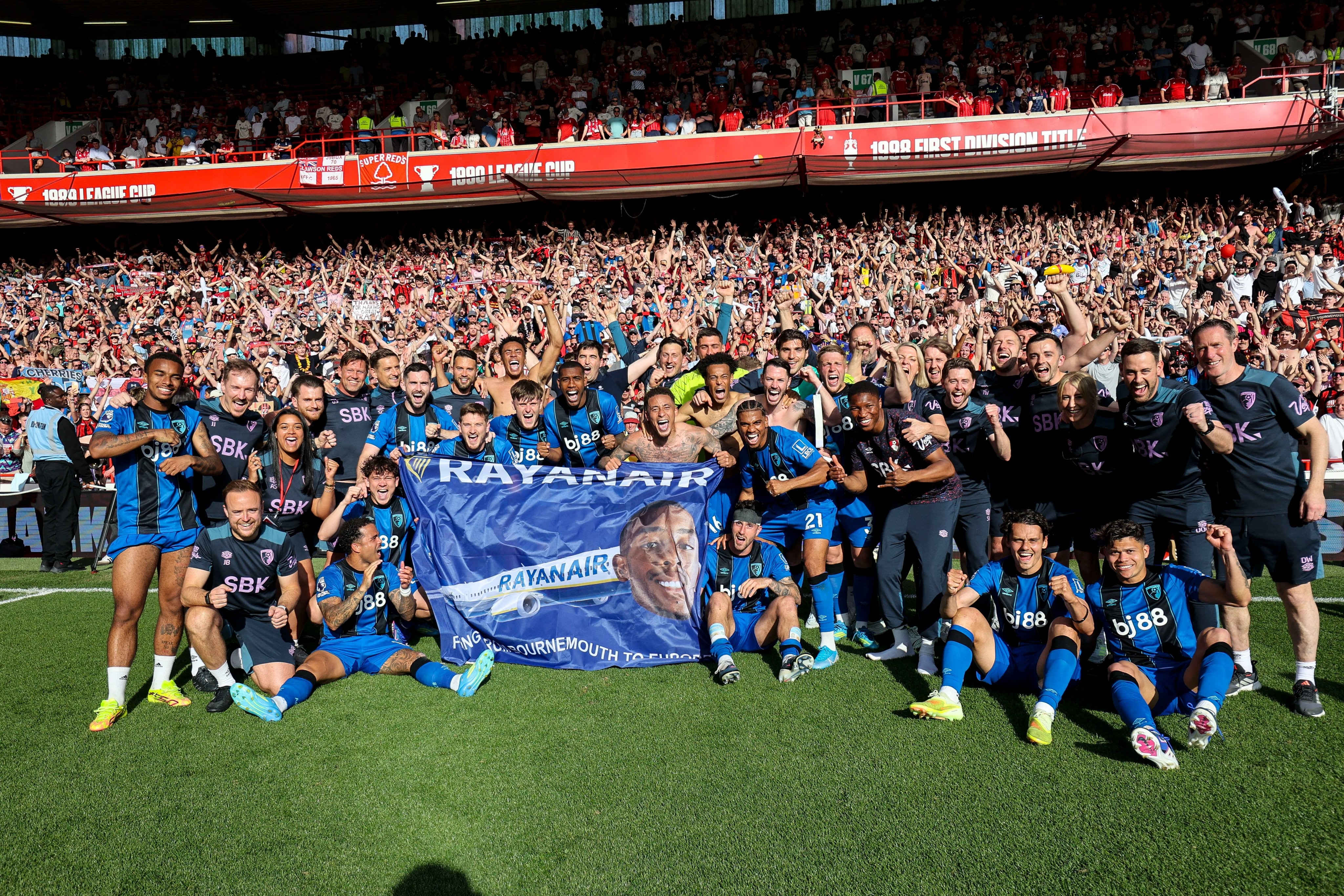 "Avião Rayan" é homenageado em comemoração do Bournemouth por vaga na ...