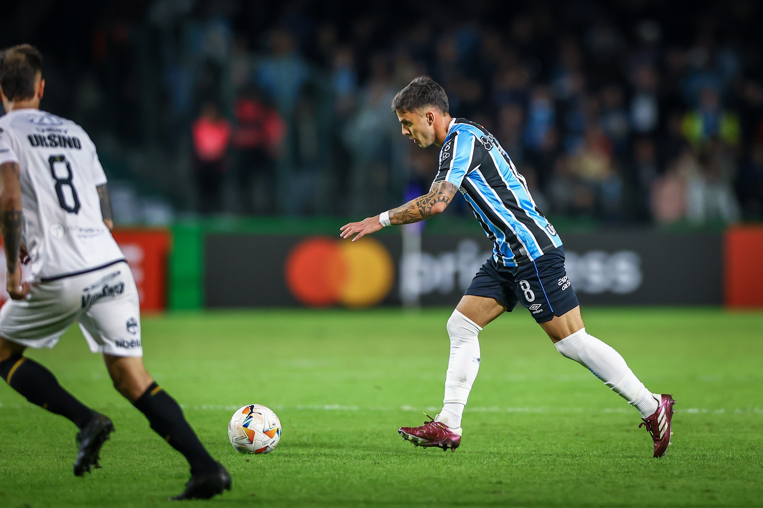 Carballo supera lesão no Grêmio e estreia na temporada após 175 dias ...