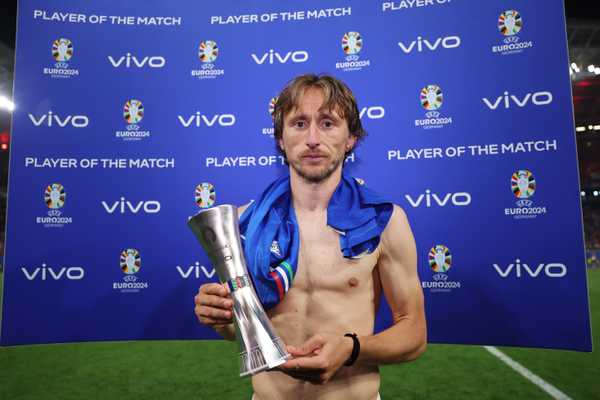 Modric posa triste com prêmio de melhor do jogo após empate dramático ...
