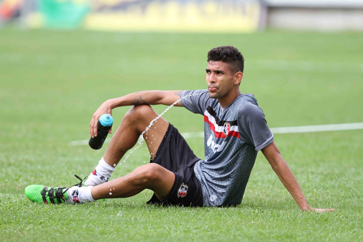 Após espera, Augusto fica regularizado e pode estrear pelo Santa contra ...