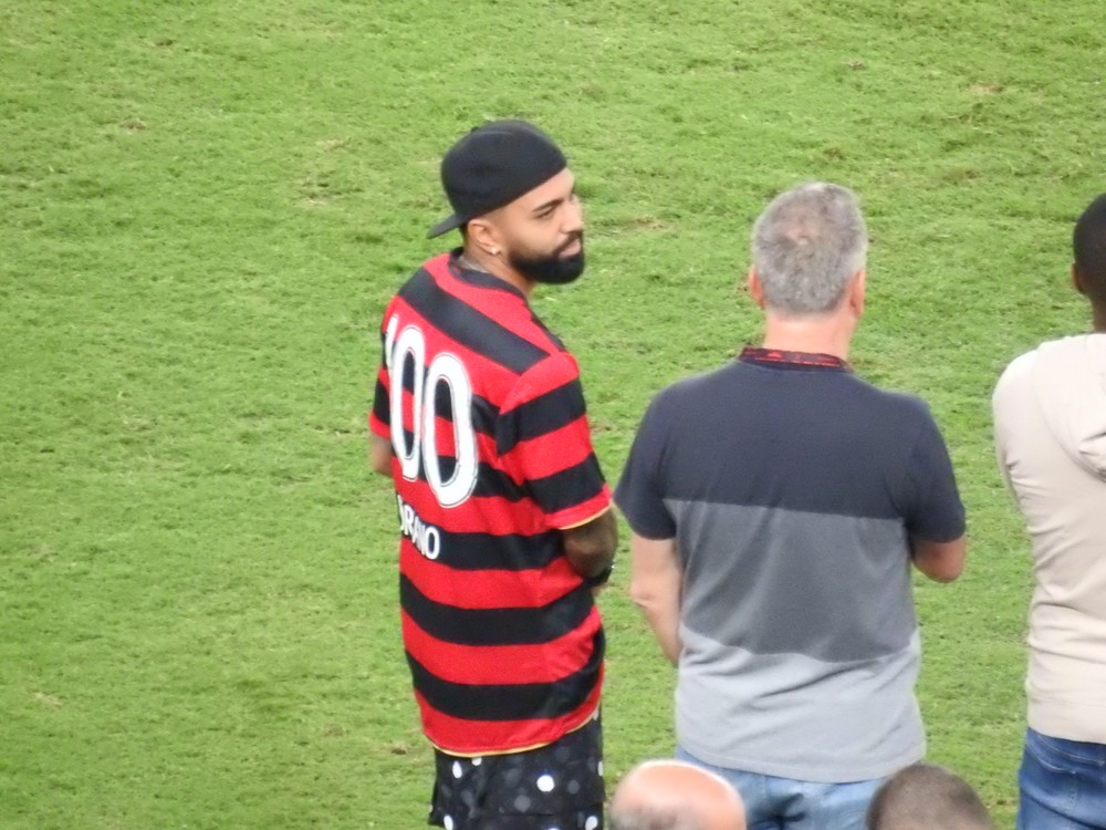 Cacegepos: Com número 100 e nome de Adriano às costas, Gabigol bate ...