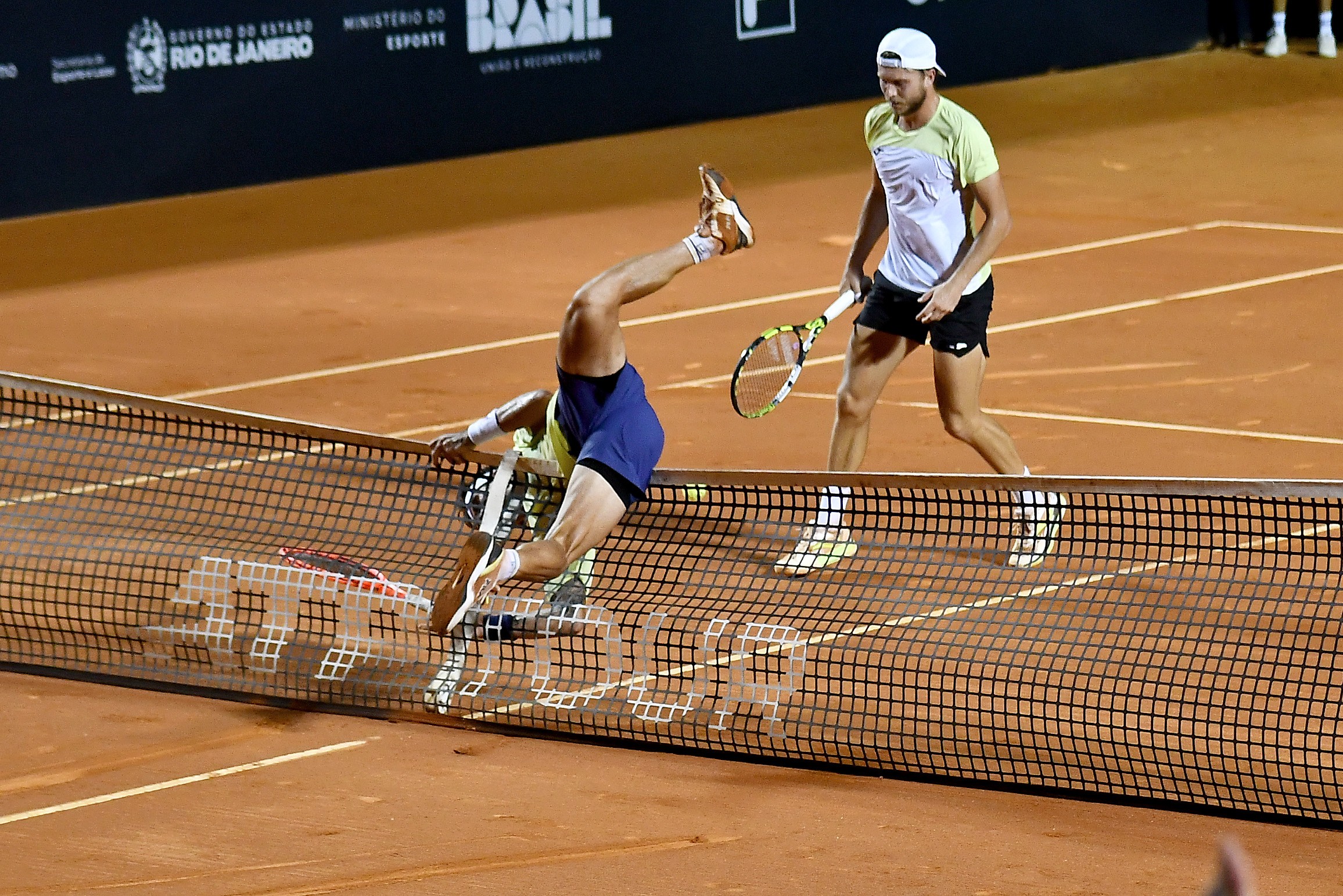 Rio Open: argentino tenta salvar ponto, mas passa pela rede e cai na ...
