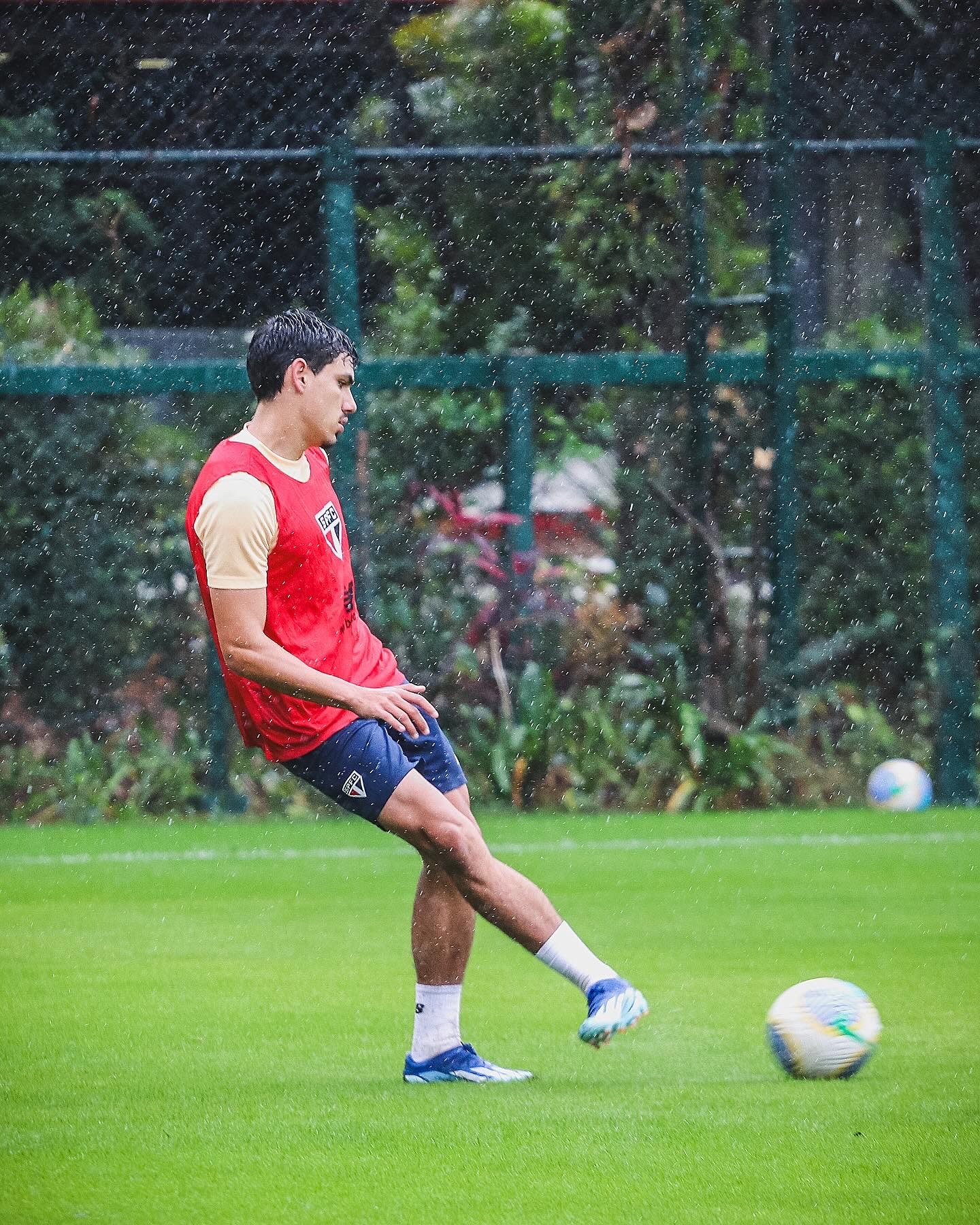 E o Moreira? Lateral supera dores e vive expectativa por retorno aos ...