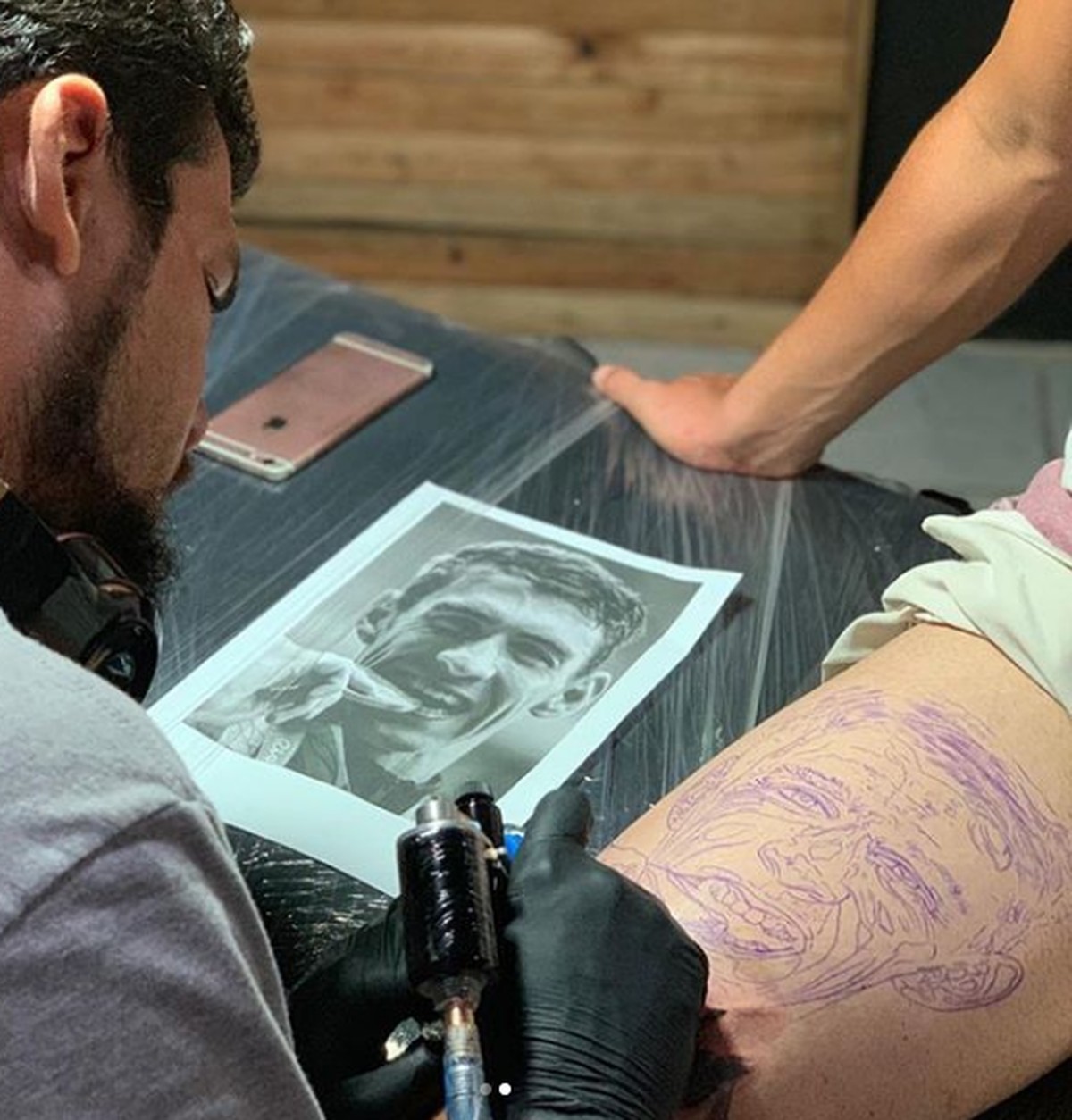 Nadador brasileiro tatua rosto de Michael Phelps na coxa e viraliza em ...