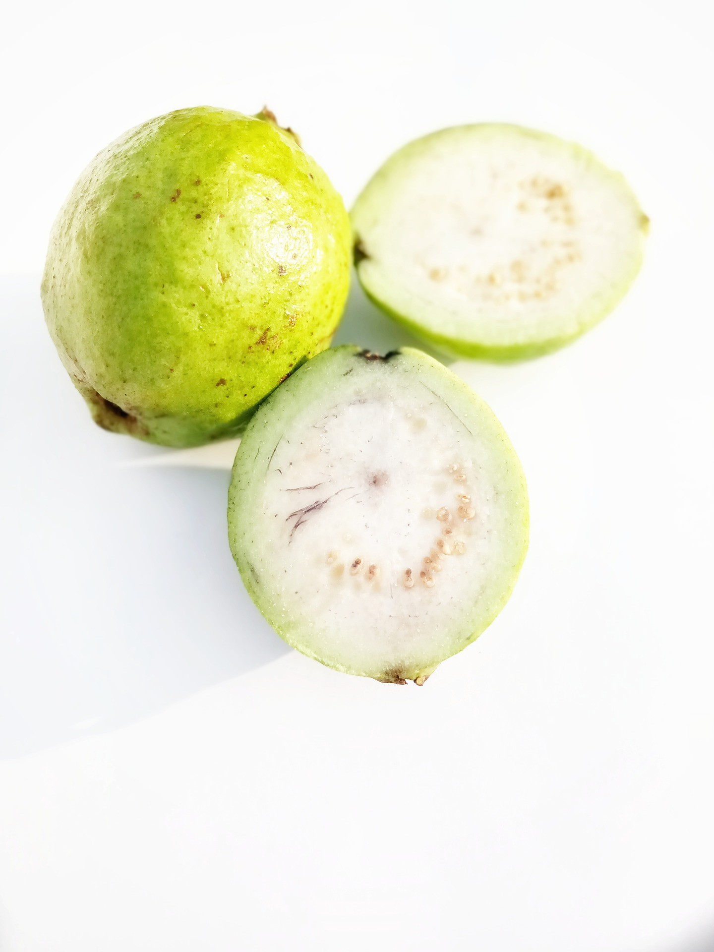 Goiaba branca e vermelha: nutrientes, benefícios e dicas de consumo | Ge