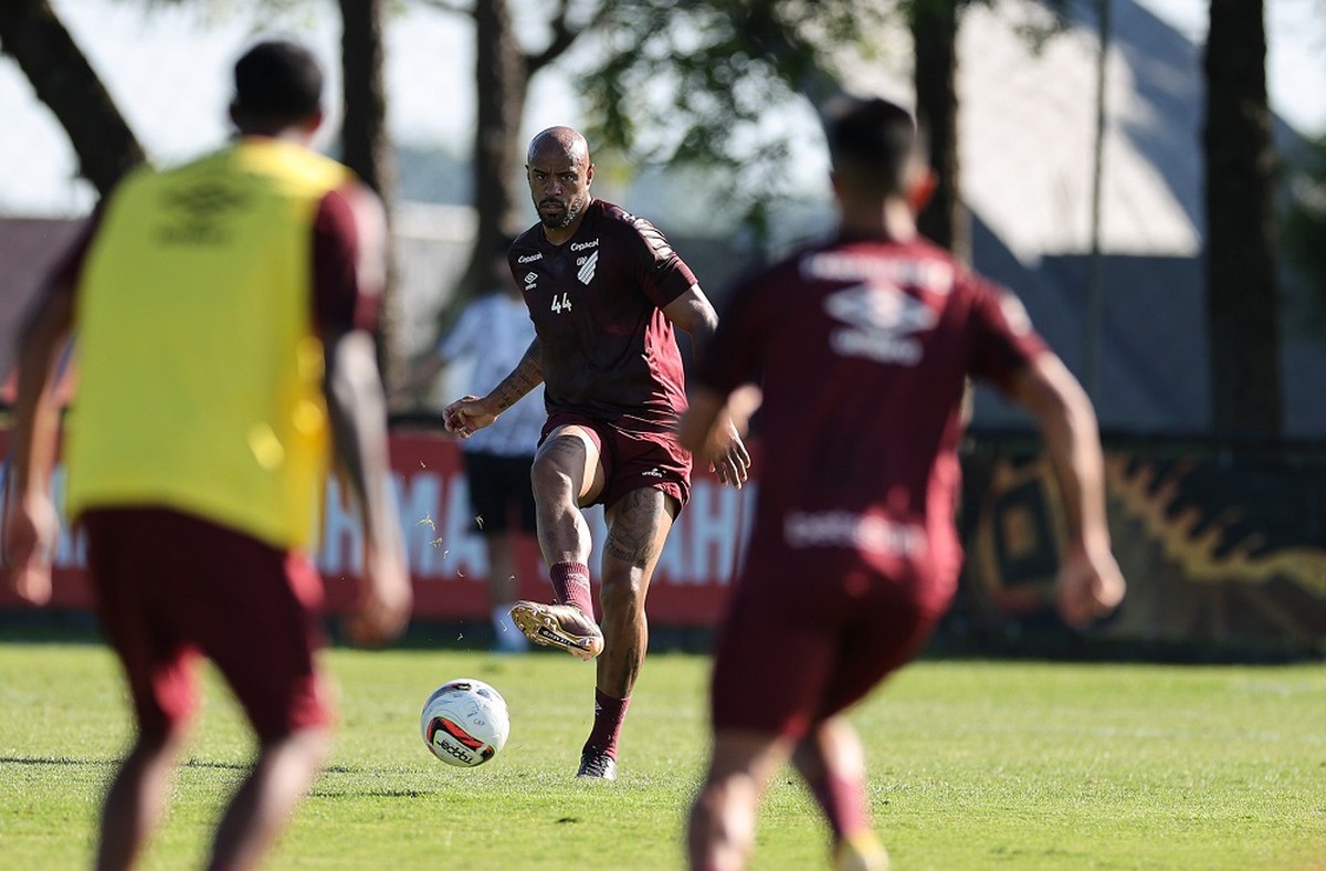 Athletico obtém efeito suspensivo e terá time reforçado contra o ...