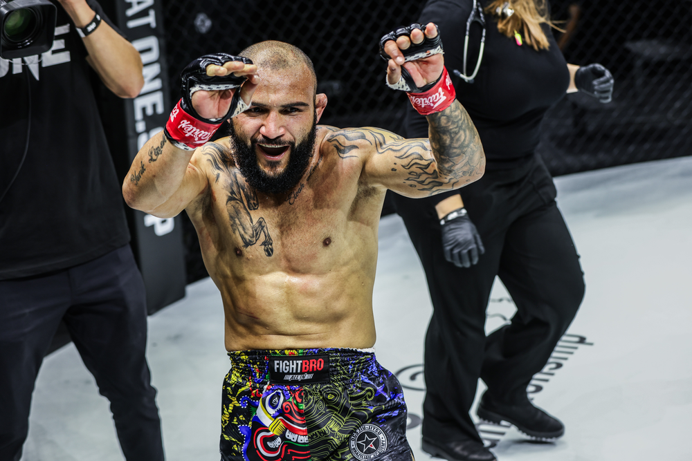 ONE: pai de seis filhos, Lineker atropela americano em luta de muay ...