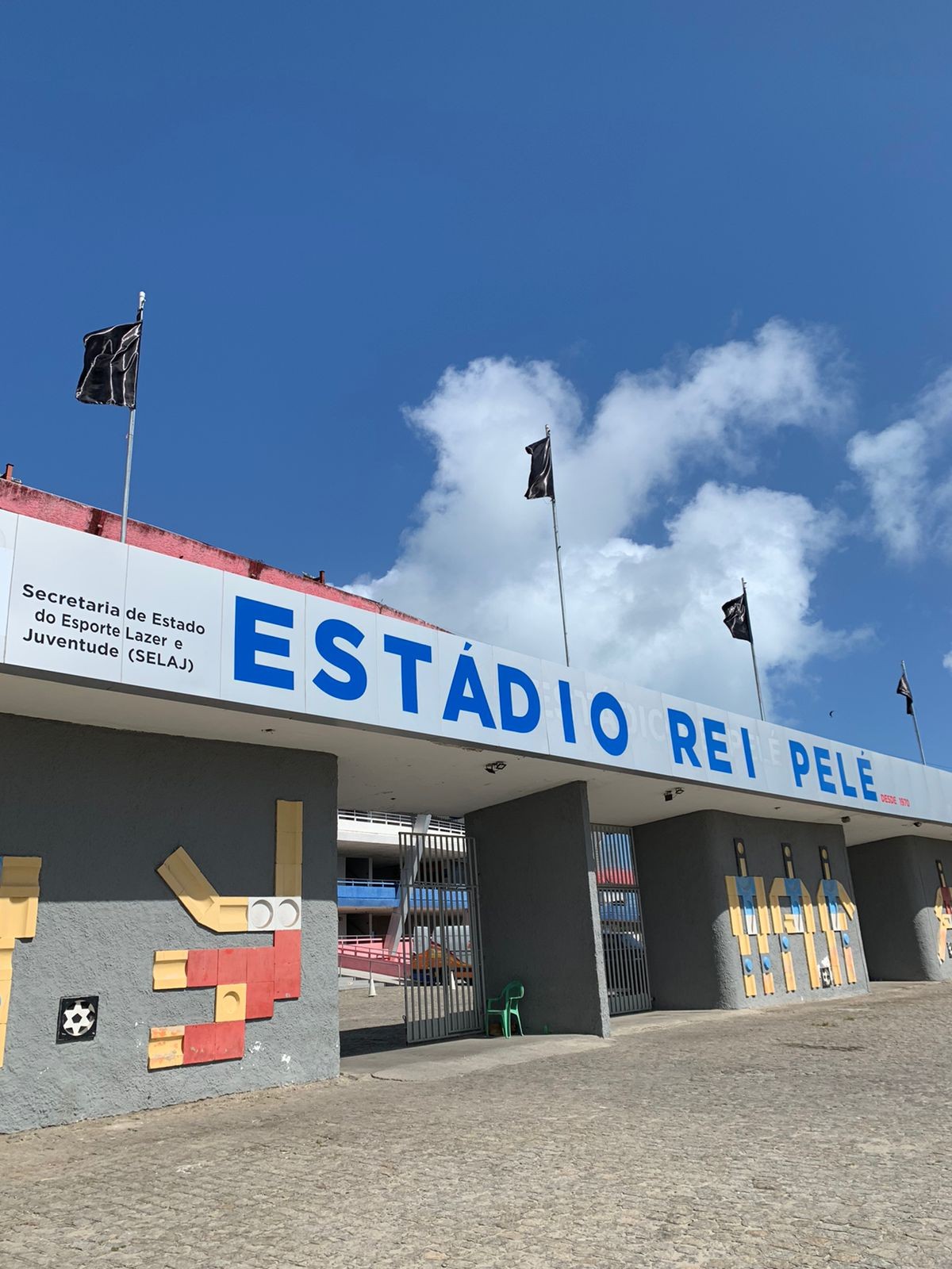 Em AL, Pelé deixou a marca dos pés no Hall da Fama do estádio que leva ...
