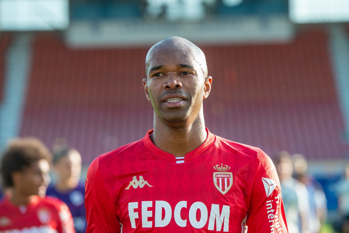 Com apenas nove jogos em um ano, zagueiro Naldo rescinde contrato com o ...