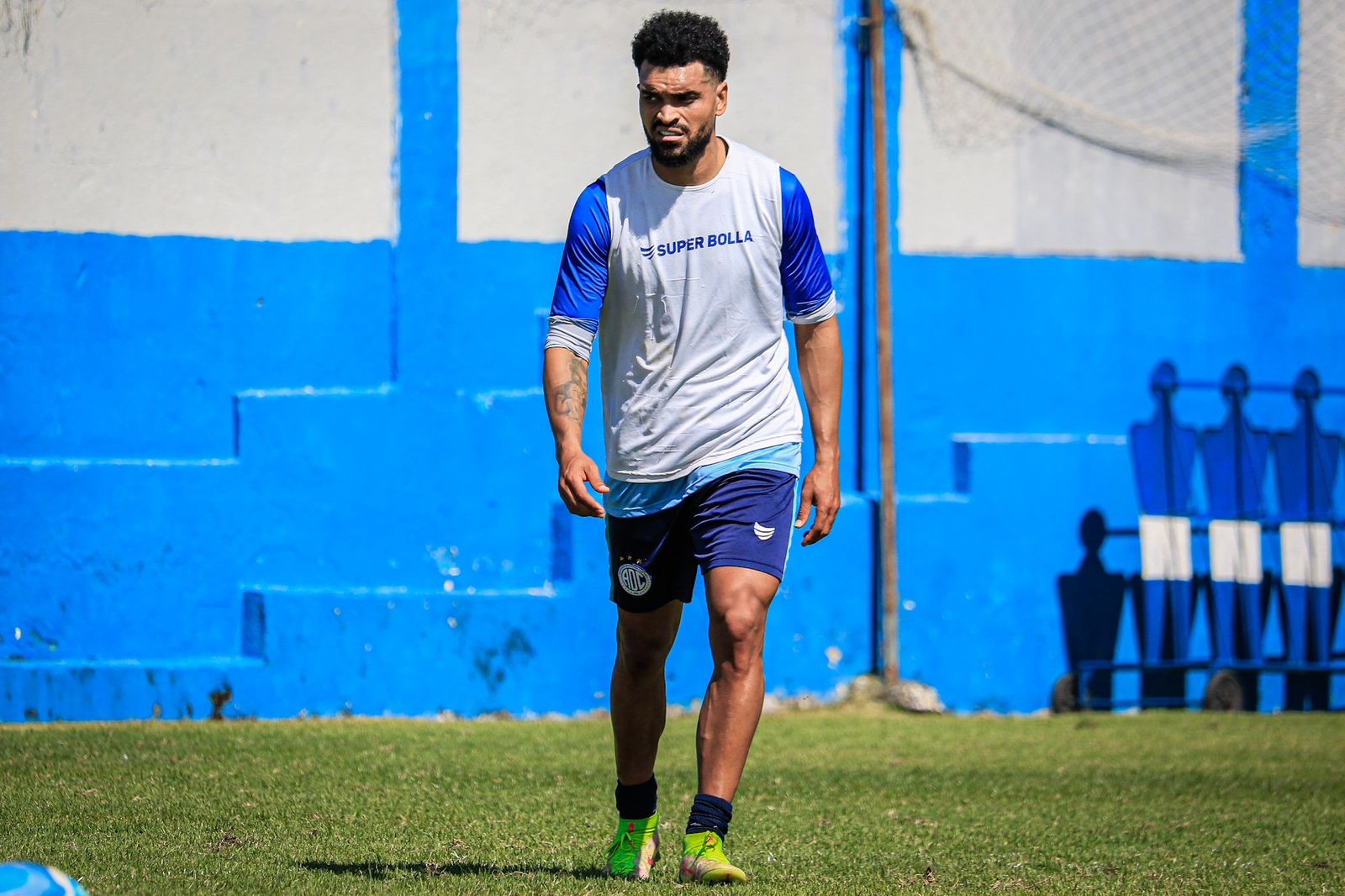 Confiança renova contrato com atacante Thiago Santos | Ge