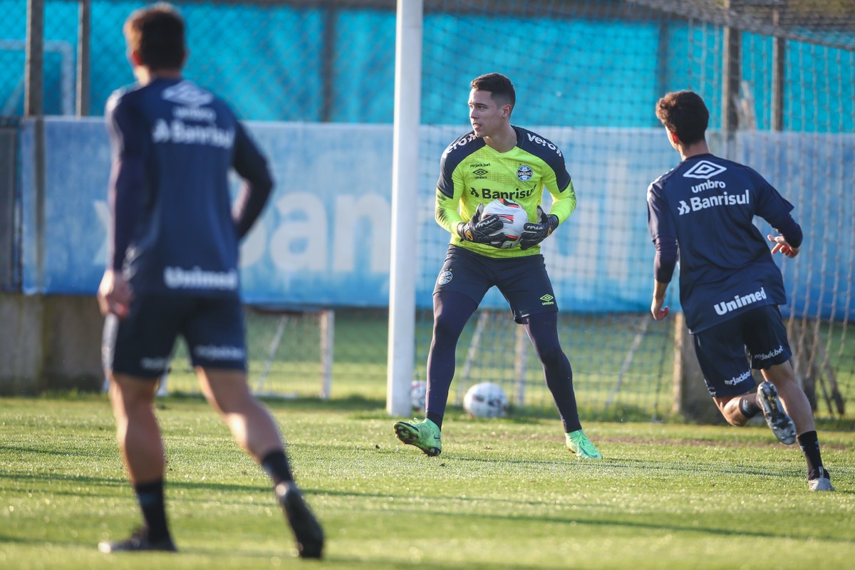 Roger define volta de Brenno ao gol do Grêmio após lesão e comunica ...