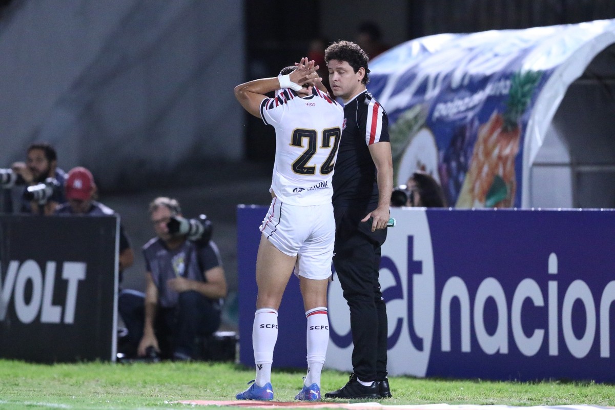 Ariel sente o adutor em dividida e, depois de nove meses parado, volta ...