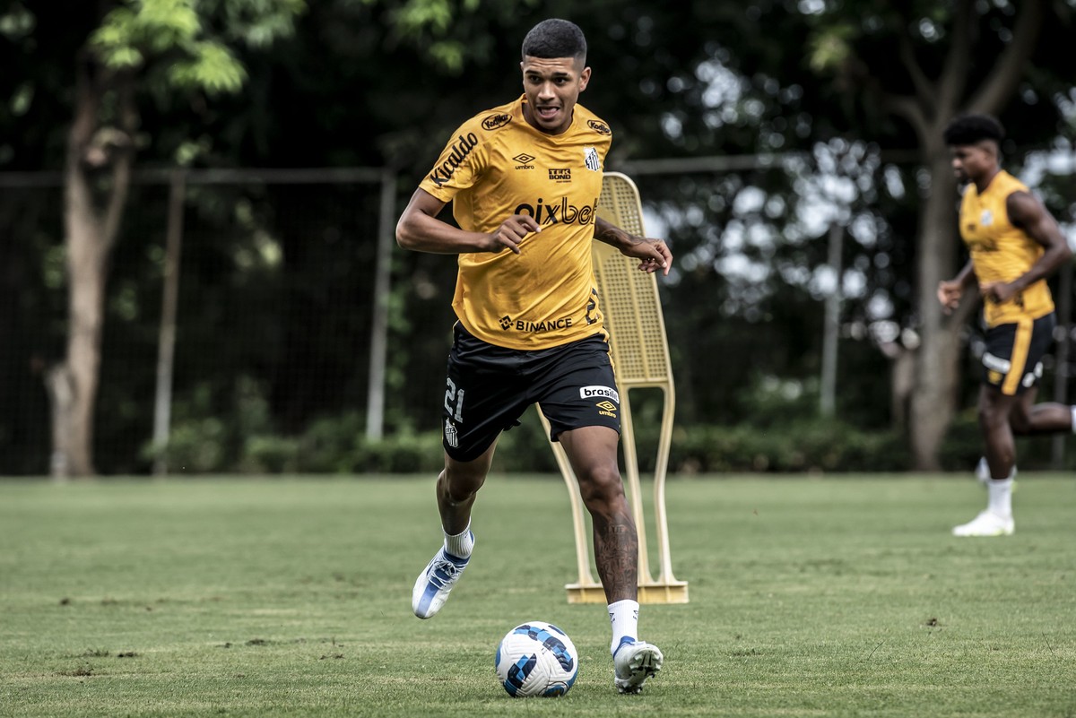 Versatilidade e presença na área: veja por que Lucas Barbosa ganhou ...