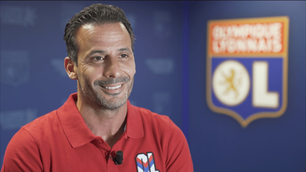 Lyon anuncia Giuly, ex-atacante do clube do Barcelona, como novo ...
