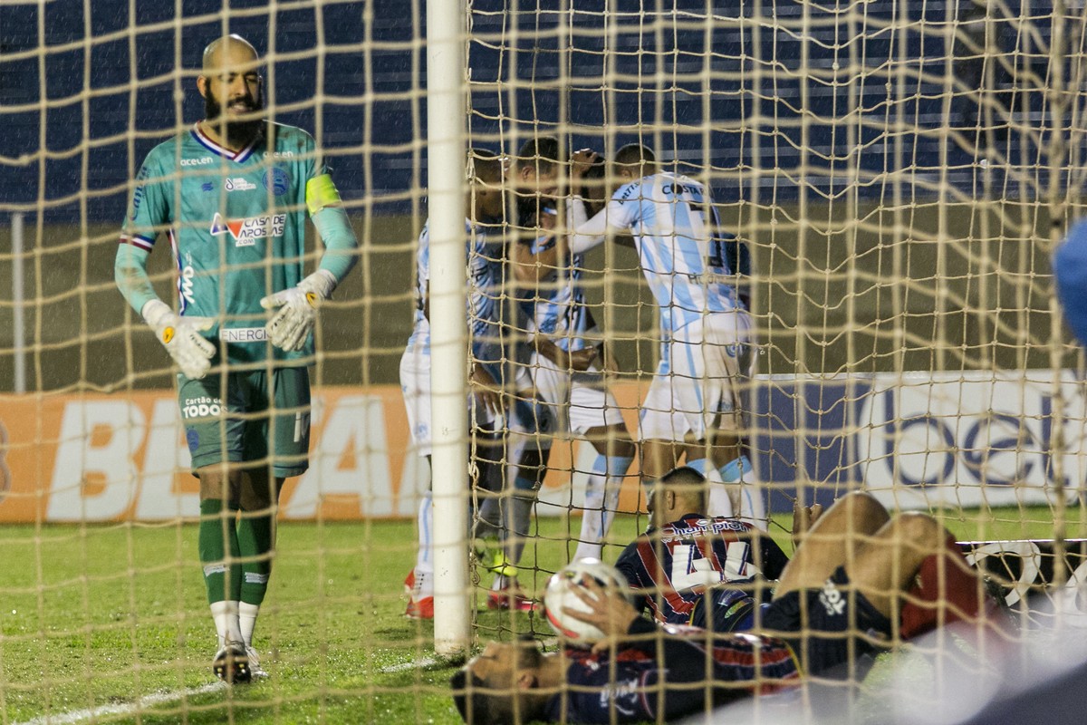 Na briga pelo acesso, Londrina usa bola parada e cruzamentos como ...
