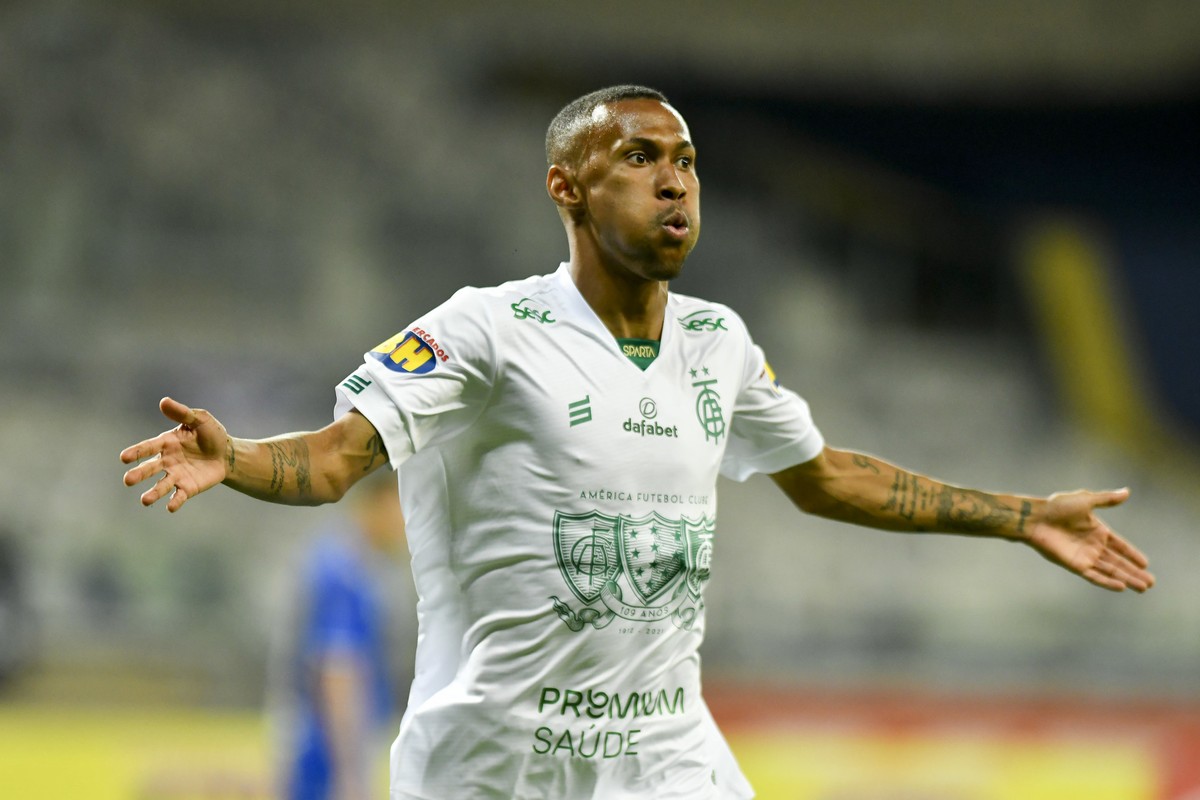 Faltando quatro jogos para encerrar contrato, Ademir cita "gratidão ...