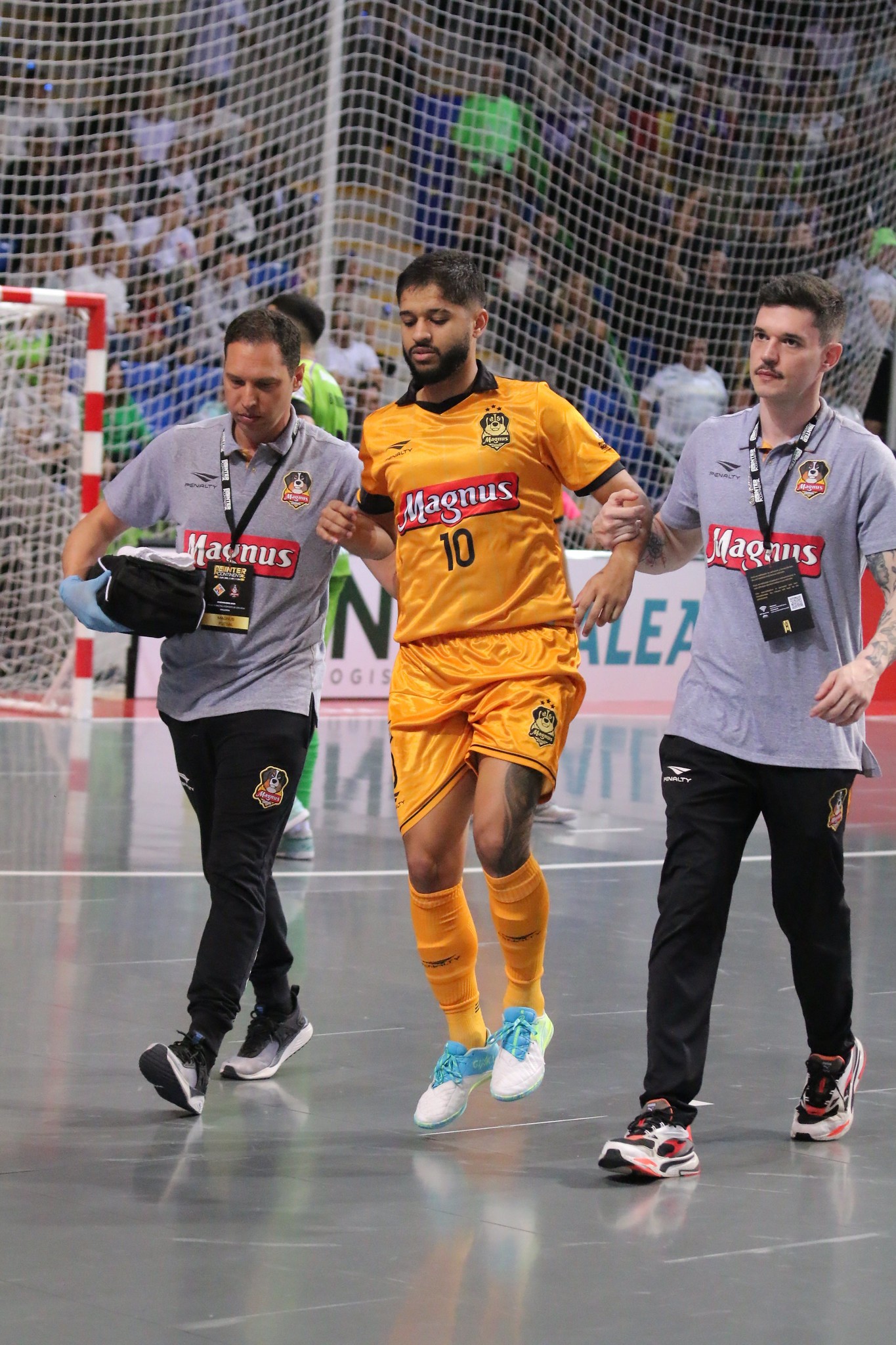 Ala campeão mundial de futsal pelo Brasil rompe tendão e ficará mais de ...